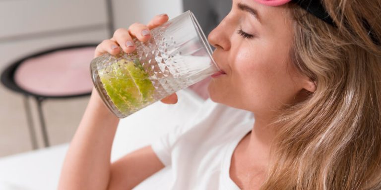 Beneficios de tomar agua con limón en ayunas - Blog SaludOnNet